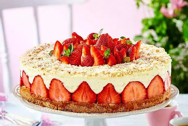 Strawberry Almond Cake ကြော်