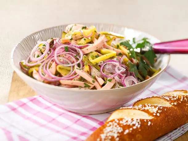 Bavariya kolbasa salatı