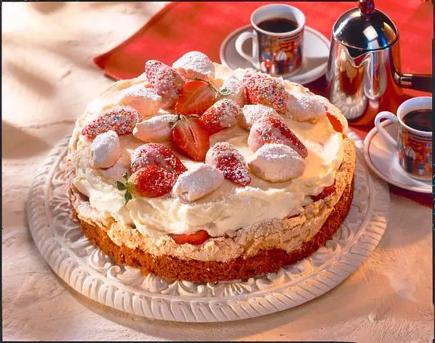 እንጆሪ Mascarpone ኬክ ከ Meringue ጋር 38602_1