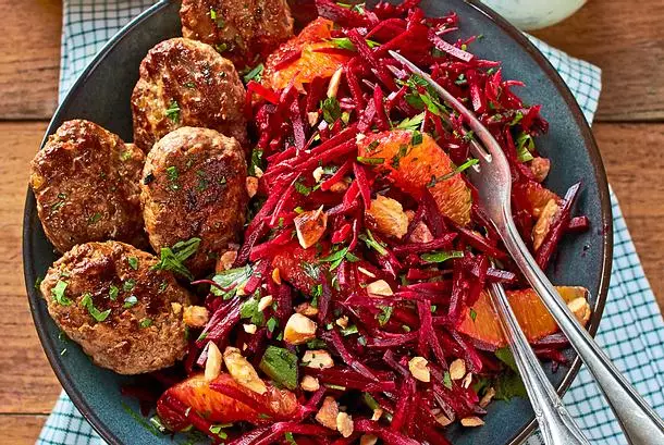 Rød 'n' orange salat med lækre frikadeller opskrift 38702_1