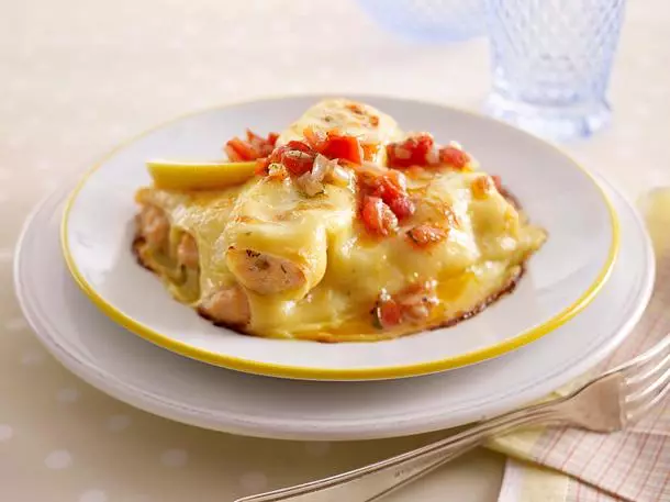 Cannelloni le farce dill bradán agus oideas bechamel líomóide éadrom 38780_1