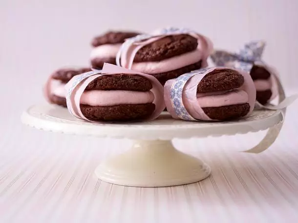 Chocolate whoopies dengan resep krim keju dan krim raspberry 38908_1