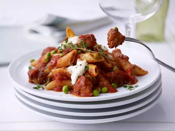 Penne kalawan bal salsiccia dina resep saos tomat 39228_1