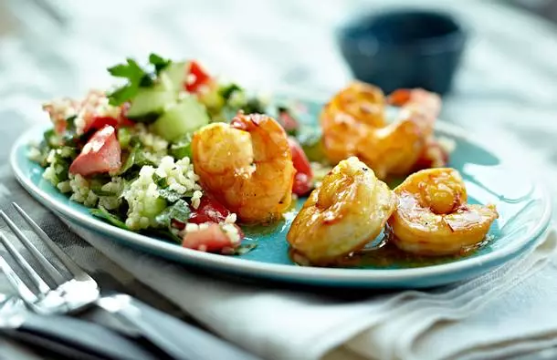 Saffron Prawns tare da Bulgur Parsley Salad girke-girke 39241_1