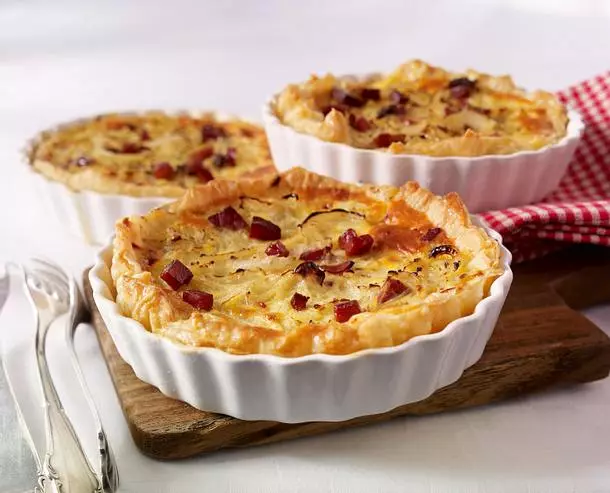 Liten lökquiche med krispiga skinktärningar recept