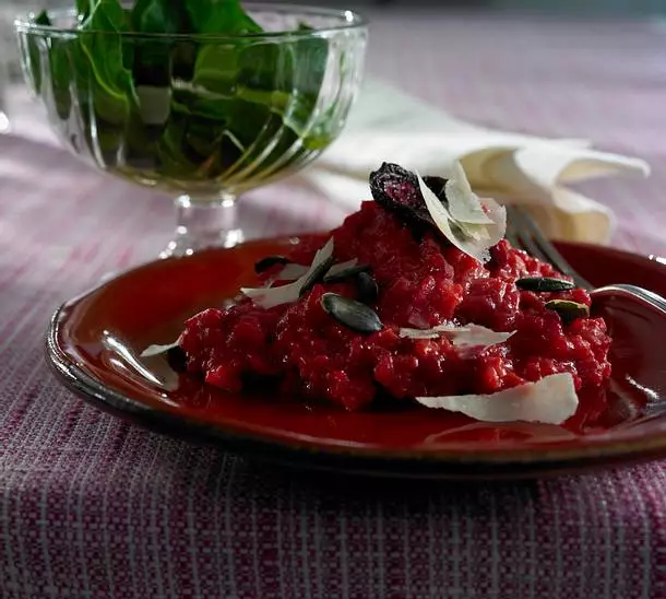 Beetroot risotto ከ parmesan እና ዱባ ዘሮች ጋር የምግብ አዘገጃጀት መመሪያ 39671_1