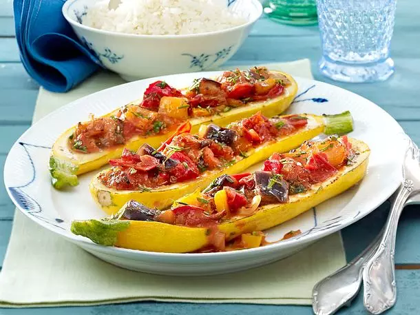 Gratinated zucchini nga adunay ratatouille nga resipe 39717_1