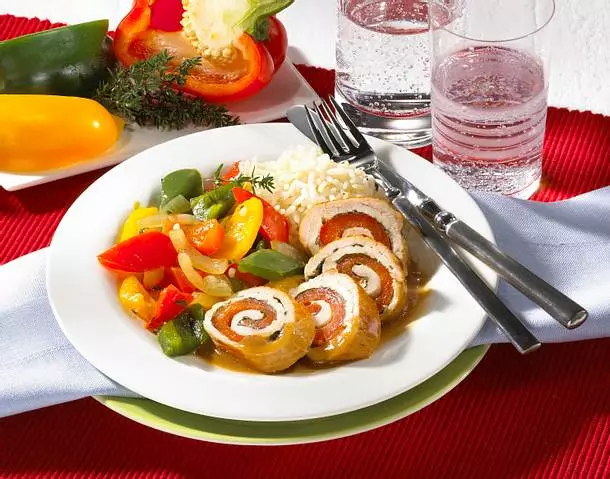 Turkey rolls with paprika filling recipe 39858_1