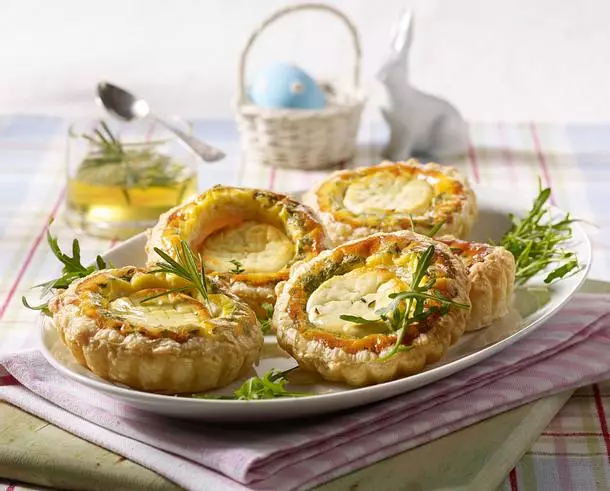 Puff pastry baskets mei geiten tsiis yn herb aai molke en raket resept 40009_1