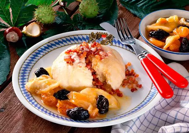 Bavarian steamed nudulu pẹlu ndin eso compote ilana 40179_1