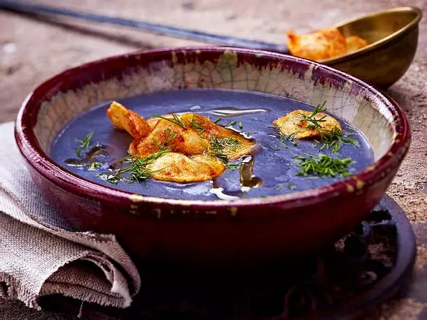 Ricetta zuppa di patate blu con aneto e patatine