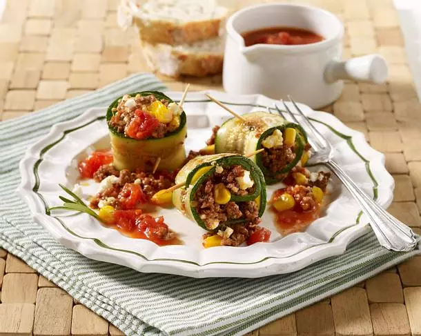 Gehackte Zucchini Rollen mat Tomatenzooss Rezept 40567_1