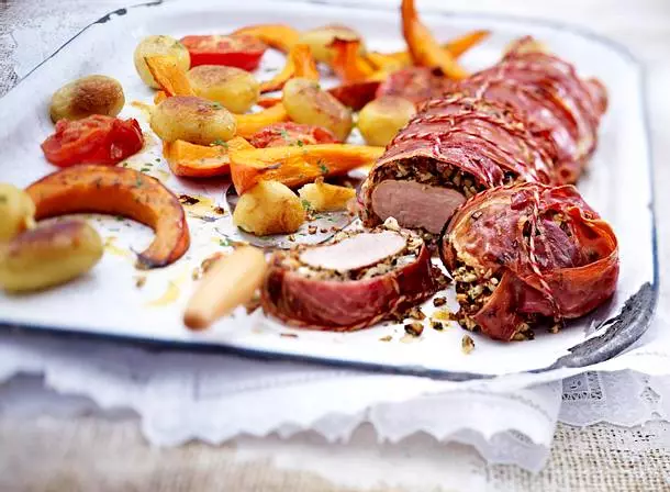 Pork loin in a crispy ham and nut coating recipe 40694_1