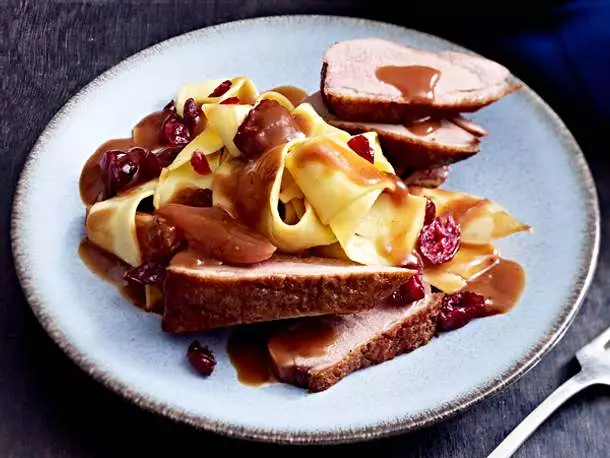 Pappardelle бо синаи мурғобӣ дар дорухат чошнии cranberry 41015_1