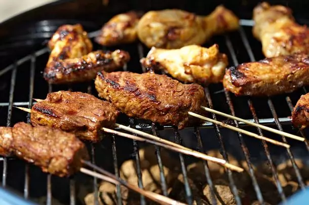 हरियो खुर्सानी चटनी नुस्खा संग बियर marinade मा स्टेक skewers 41081_1