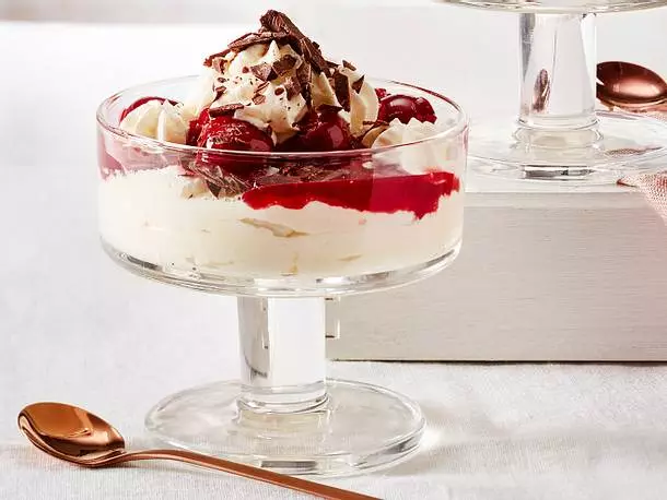 White chocolate mousse with cherry sauce recipe 41875_1