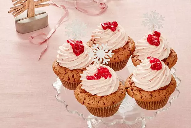 Li-cupcakes tsa tsokolate tse nang le recipe ea cranberry topping 42248_1