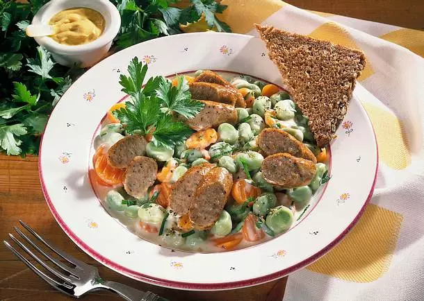 Széles bab, sárgarépa és bratwurst recept 42305_1