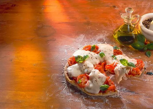 Pizza dengan resep tomat dan mozzarella 42504_1