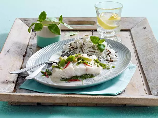 Steamed cod nrog txiv maj phaub mis nyuj thiab lemongrass daim ntawv qhia 42560_1