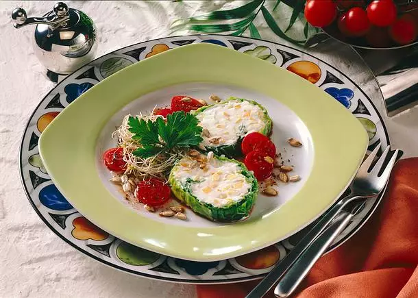 Zokometsera za savoy quark roulade ndi Chinsinsi cha paprika