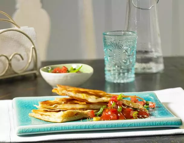 ဒိန်ခဲနှင့်ငရုပ်သီးဆော့စ်နှင့်အတူ Quesadillas စာရွက် 43654_1