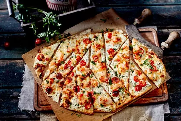 Feta pizza hamwe na shrimp resept 43727_1