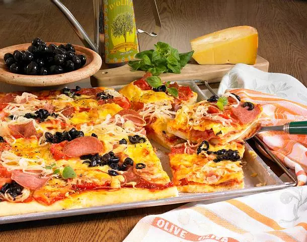 Recept na plechovú pizzu so salámou, zeleninovou cibuľou, čerstvými paradajkami a olivami 43735_1