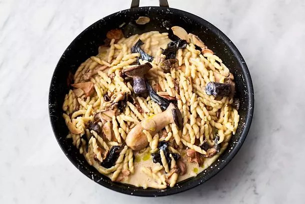 Ricetta Jamie's Pasta con funghi e aglio 43773_1