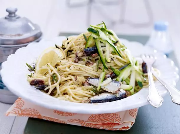 Spaghetti na may sardinas at sariwang zucchini recipe 43783_1