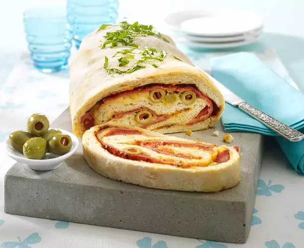 Calzone tekercs főtt sonkával, paradicsommal és olajbogyóval Recept 43808_1