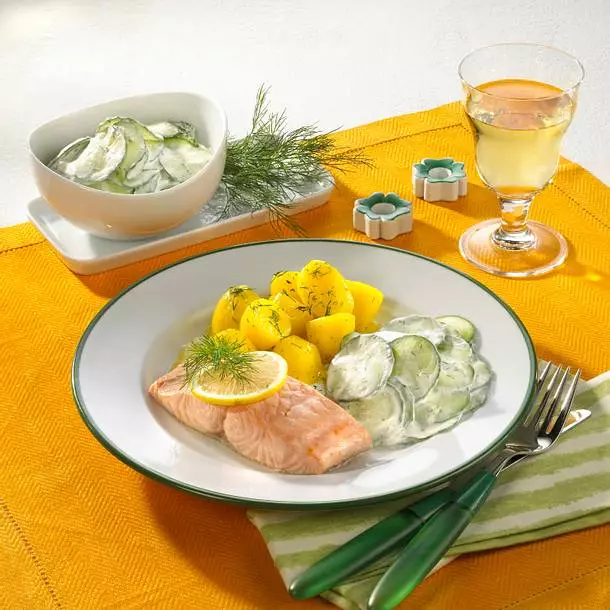 Recipe foar poached salm mei komkommer salade en dille ierappels 44263_1