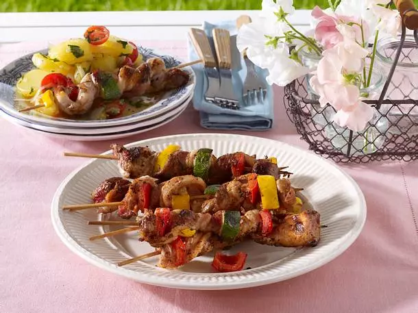 Ọkụ afọ skewers na nduku salad uzommeputa 4444_1