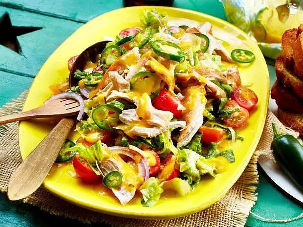 Salad okpomọkụ na Mango Jalapeño Dressing Recipe 44683_1