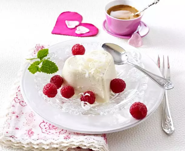 Panna cotta almon chwerw gyda rysáit mafon 44702_1