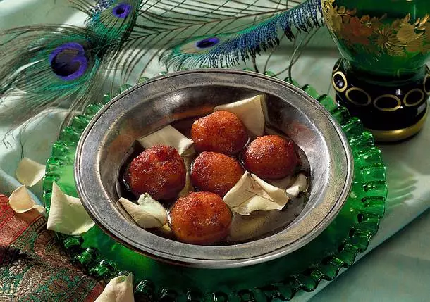 Gulab Jamuns (Sweet Milk Dumplings) Recipe 44990_1