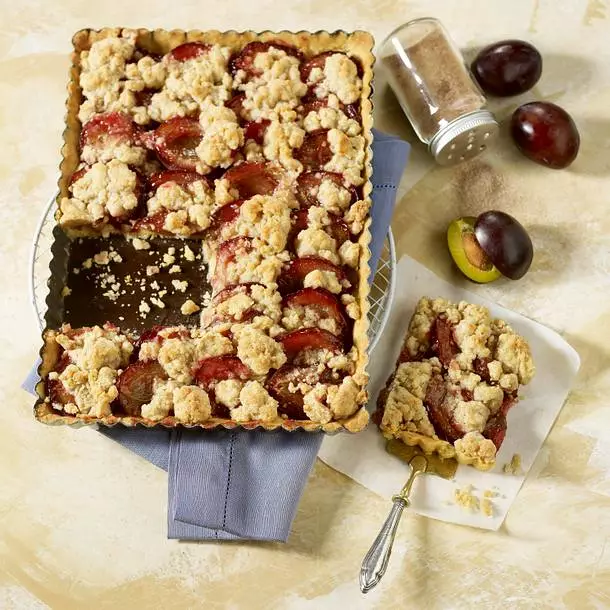 Plum tart na cinnamon crumble uzommeputa 45380_1