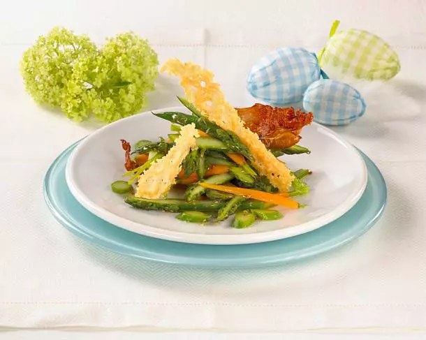 Salade van groene asperges en wortel met Serranoham en Parmezaanse frietjes recept 45382_1