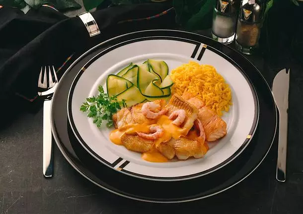 Receta de plato de pescado con arroz al azafrán y verduras de calabacín 45527_1