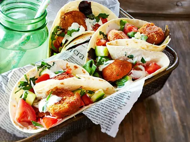 Ricetta tortilla di falafel con salsa di lattuga e sesamo 45538_1