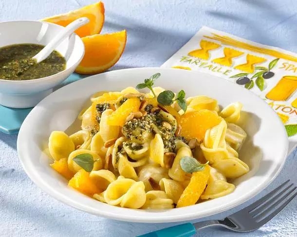 Pasta ka Sauce ea Orange Ginger Cream e nang le Mint Pesto le Pine Nuts Recipe 4554_1