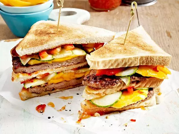 Torri tas-sandwich b'patty tat-tiġieġ u riċetta ta' zalza Ażjatika 45588_1