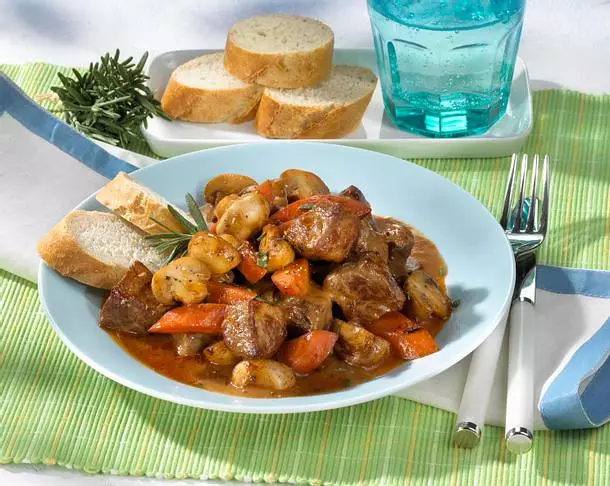 Beef goulash mei reade wyn resept 45681_1