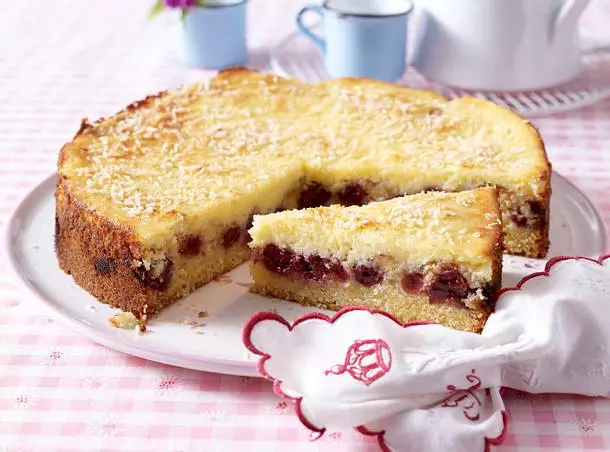 Rezept Schwammkuchen mat Kiischten a Crème Fraîche Kokosnoss Topping 45858_1