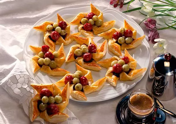 Puff pastry yumuyaga hamwe na resept ya gooseberries 46181_1