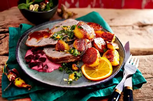 Lamb nrog txiv kab ntxwv Gremolata, Beetroot Dip thiab Roasted qos yaj ywm daim ntawv qhia 46256_1