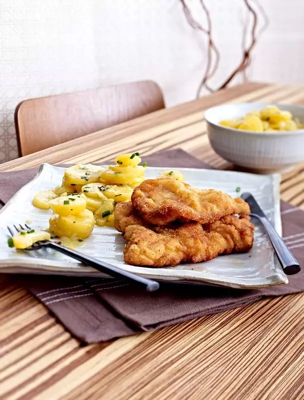 Kopisha. I-Wiener schnitzel neresiphi yesaladi yamazambane 46374_1