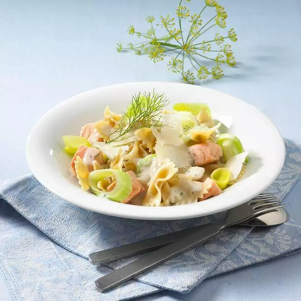 Reçeteya pasta bi sosê salmon û penêr (xwarin). 46465_1