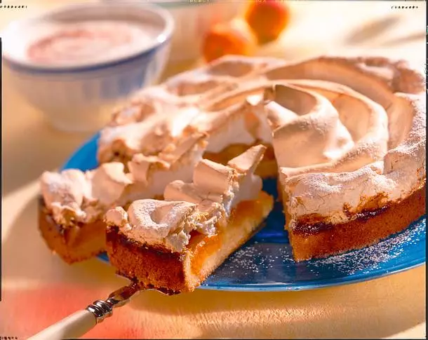 Mapishi ya Apricot Meringue Pie 46633_1