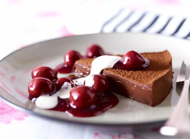 Gateau (sjokoladetrøffelkake) med grappakirsebæroppskrift 46808_1